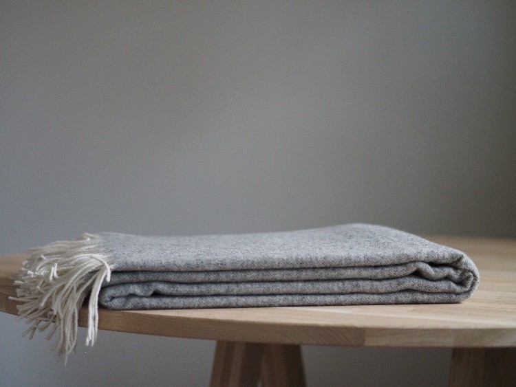 Wollen plaid in vijf kleuren | shop bij Pick your Favourites